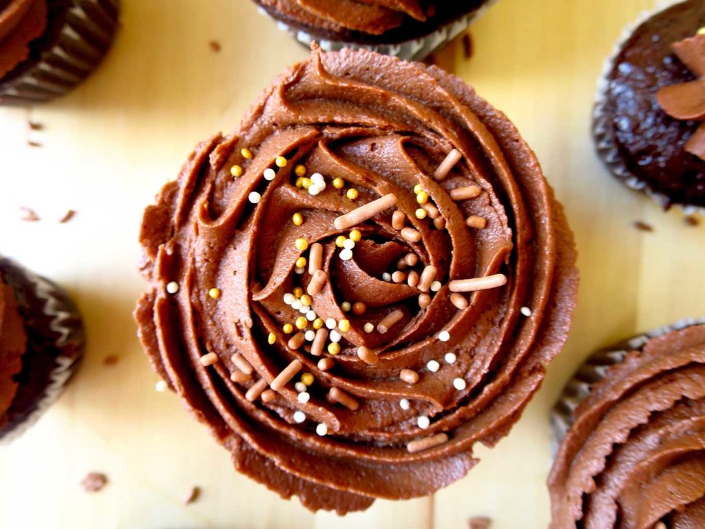 EASY DECADENT CHOCOLATE CUPCAKES - What Sarah Bakes
